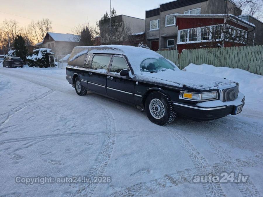 Melns Lincoln town-car 1996 Tallina, ar dzinēja tilpumu 4.60 L un nobraukumu 126 tūkst. km par 5500 €, foto 3 vietnē AUTOMOTO.COM.LV