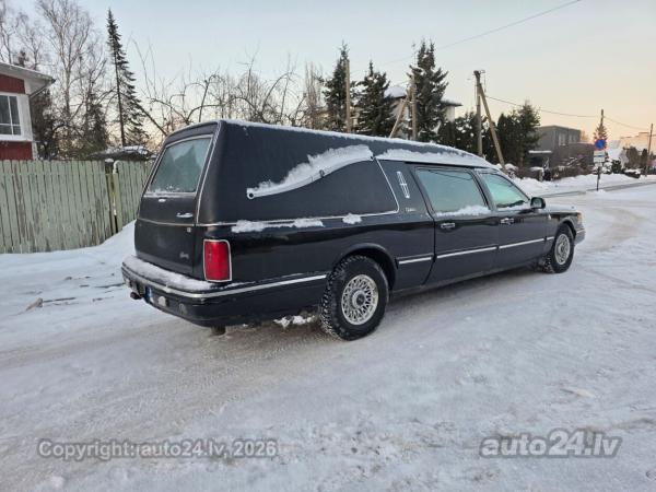 Melns Lincoln town-car 1996 Tallina, ar dzinēja tilpumu 4.60 L un nobraukumu 126 tūkst. km par 5500 €, foto 4 vietnē AUTOMOTO.COM.LV