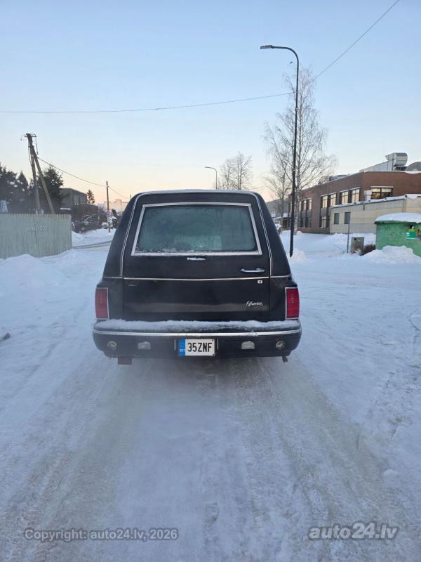 Melns Lincoln town-car 1996 Tallina, ar dzinēja tilpumu 4.60 L un nobraukumu 126 tūkst. km par 5500 €, foto 5 vietnē AUTOMOTO.COM.LV