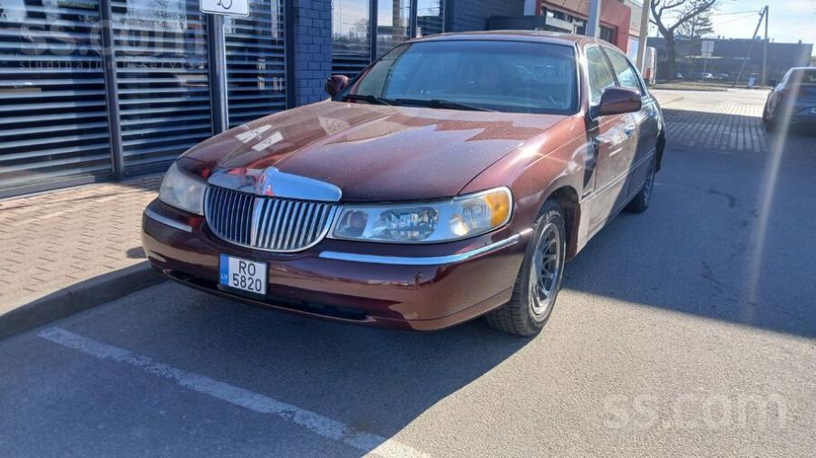 Red Lincoln town-car 2000 in Riga, with an engine capacity of 4.60 L and mileage of 300 thousand km for 3650 €, photo 1 on AUTOMOTO.COM.LV