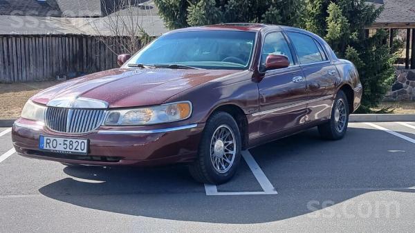 Sarkans Lincoln town-car 2000 Rīga, ar dzinēja tilpumu 4.60 L un nobraukumu 300 tūkst. km par 3650 €, foto 2 vietnē AUTOMOTO.COM.LV