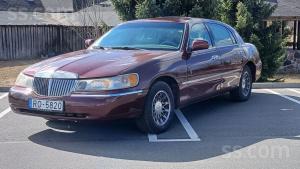 Red Lincoln town-car 2000 in Riga, with an engine capacity of 4.60 L and mileage of 300 thousand km for 3650 €, photo 3 on AUTOMOTO.COM.LV