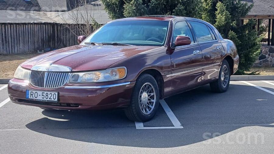 Red Lincoln town-car 2000 in Riga, with an engine capacity of 4.60 L and mileage of 300 thousand km for 3650 €, photo 3 on AUTOMOTO.COM.LV