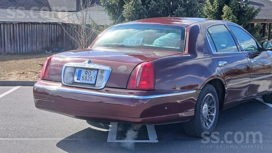 Red Lincoln town-car 2000 in Riga, with an engine capacity of 4.60 L and mileage of 300 thousand km for 3650 €, photo 5 on AUTOMOTO.COM.LV