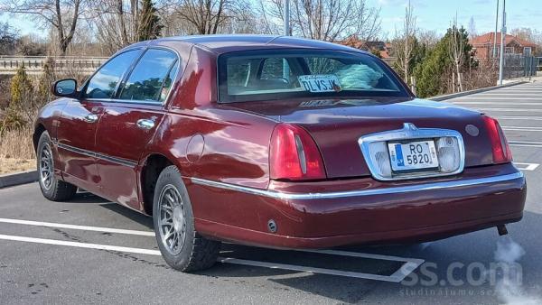 Sarkans Lincoln town-car 2000 Rīga, ar dzinēja tilpumu 4.60 L un nobraukumu 300 tūkst. km par 3650 €, foto 5 vietnē AUTOMOTO.COM.LV