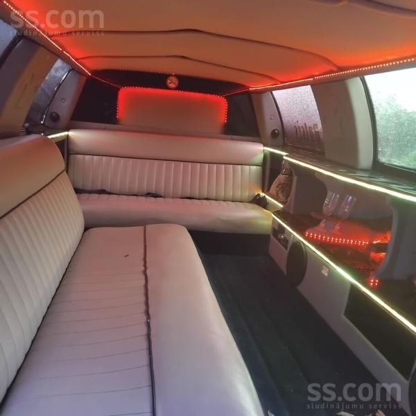 Sarkans Lincoln town-car 1999 Rīga, ar dzinēja tilpumu 3.90 L un nobraukumu 20 tūkst. km par 4750 €, foto 2 vietnē AUTOMOTO.COM.LV