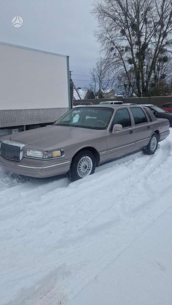 Lincoln town-car 1996 Kauņa, ar dzinēja tilpumu 4.60 L un nobraukumu 402 tūkst. km par 3500 €, foto 2 vietnē AUTOMOTO.COM.LV
