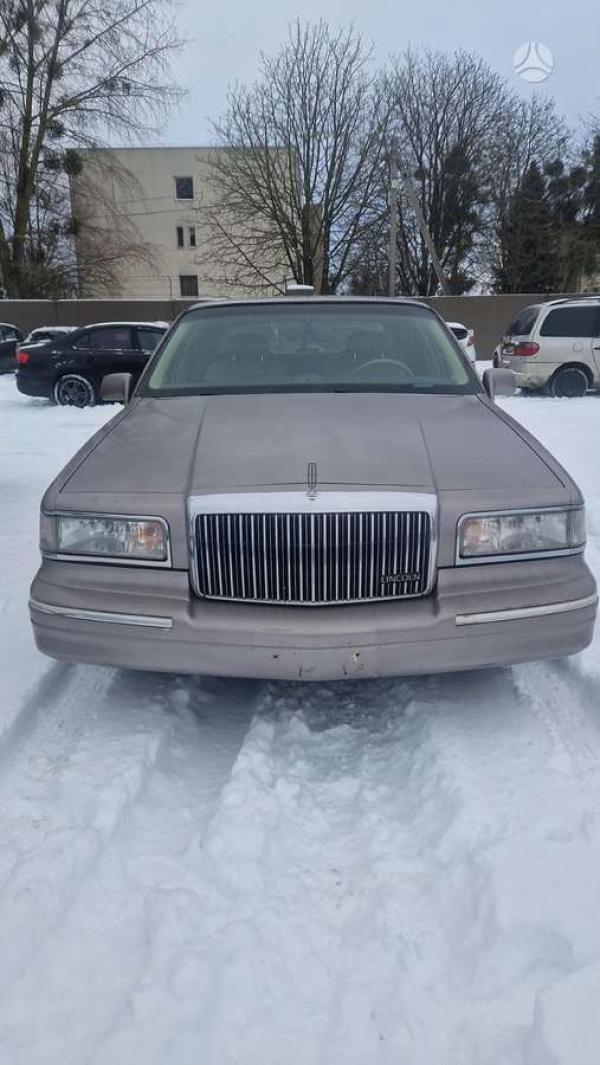 Lincoln town-car 1996 Kauņa, ar dzinēja tilpumu 4.60 L un nobraukumu 402 tūkst. km par 3500 €, foto 4 vietnē AUTOMOTO.COM.LV