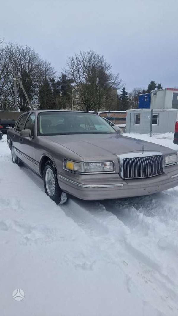 Lincoln town-car 1996 Kauņa, ar dzinēja tilpumu 4.60 L un nobraukumu 402 tūkst. km par 3500 €, foto 5 vietnē AUTOMOTO.COM.LV