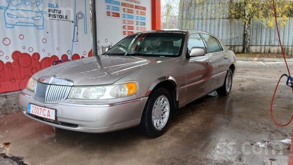 Lincoln town-car 1998 in Riga, with an engine capacity of 4.60 L and mileage of 200 thousand km for 2500 €, photo 1 on AUTOMOTO.COM.LV
