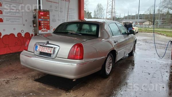 Lincoln town-car 1998 in Riga, with an engine capacity of 4.60 L and mileage of 200 thousand km for 2500 €, photo 3 on AUTOMOTO.COM.LV
