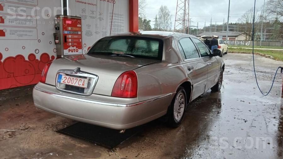 Lincoln town-car 1998 in Riga, with an engine capacity of 4.60 L and mileage of 200 thousand km for 2500 €, photo 4 on AUTOMOTO.COM.LV