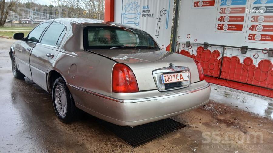 Lincoln town-car 1998 in Riga, with an engine capacity of 4.60 L and mileage of 200 thousand km for 2500 €, photo 5 on AUTOMOTO.COM.LV