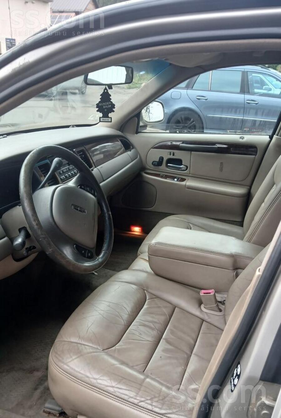 Lincoln town-car 1998 in Riga, with an engine capacity of 4.60 L and mileage of 200 thousand km for 2500 €, photo 6 on AUTOMOTO.COM.LV