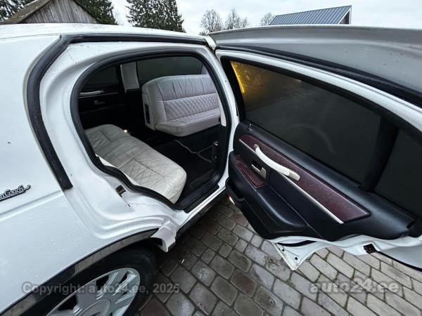 Balts Lincoln town-car 2005 Tallina, ar dzinēja tilpumu 4.60 L un nobraukumu 298 tūkst. km par 10999 €, foto 11 vietnē AUTOMOTO.COM.LV