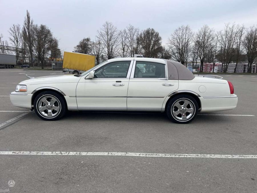 White Lincoln town-car 2007 in Kaunas, with an engine capacity of 4.60 L and mileage of 312 thousand km for 5500 €, photo 8 on AUTOMOTO.COM.LV