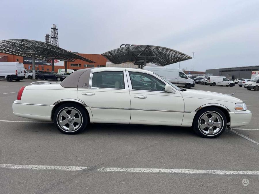 White Lincoln town-car 2007 in Kaunas, with an engine capacity of 4.60 L and mileage of 312 thousand km for 5500 €, photo 9 on AUTOMOTO.COM.LV