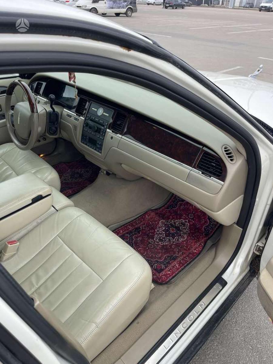 White Lincoln town-car 2007 in Kaunas, with an engine capacity of 4.60 L and mileage of 312 thousand km for 5500 €, photo 11 on AUTOMOTO.COM.LV