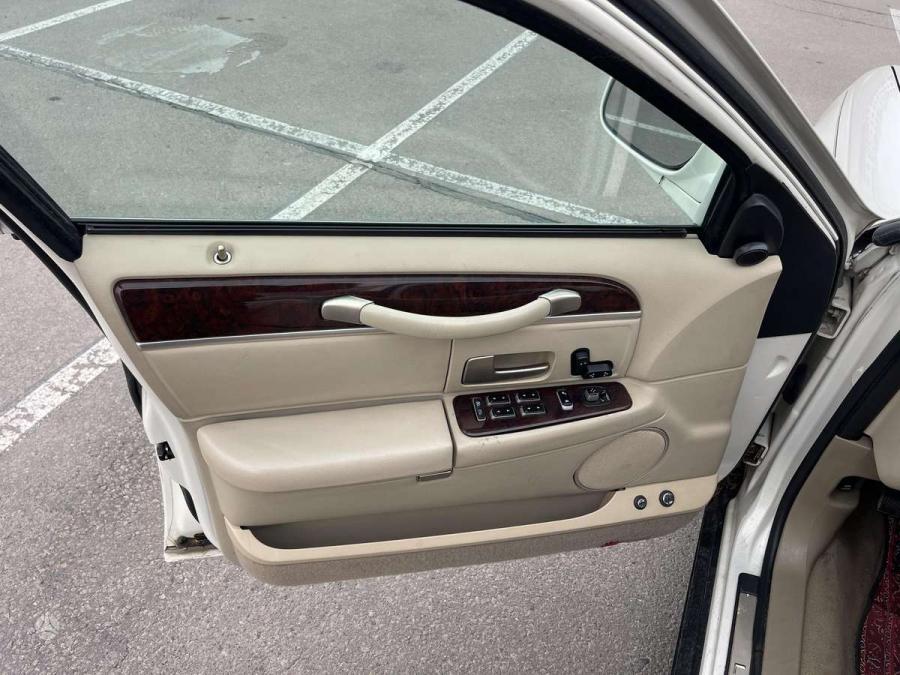White Lincoln town-car 2007 in Kaunas, with an engine capacity of 4.60 L and mileage of 312 thousand km for 5500 €, photo 14 on AUTOMOTO.COM.LV