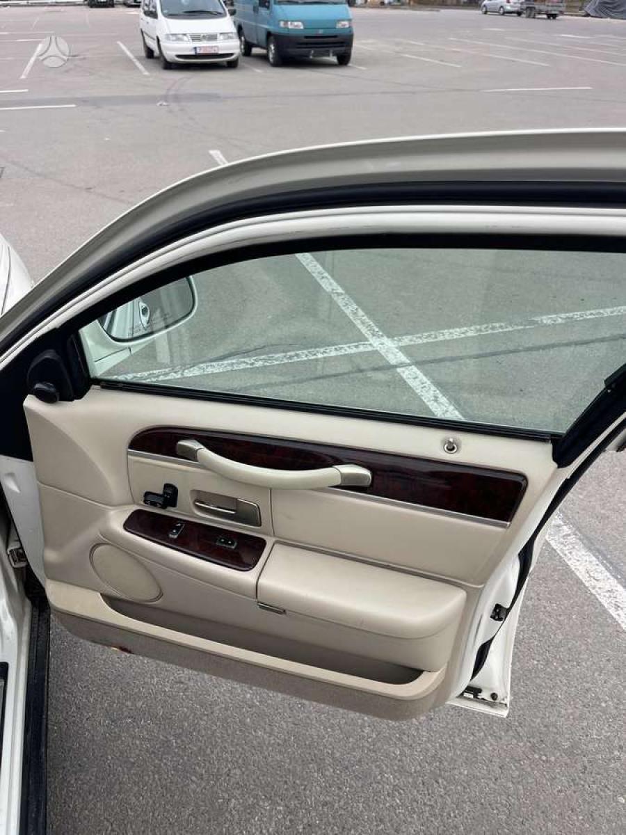 White Lincoln town-car 2007 in Kaunas, with an engine capacity of 4.60 L and mileage of 312 thousand km for 5500 €, photo 15 on AUTOMOTO.COM.LV