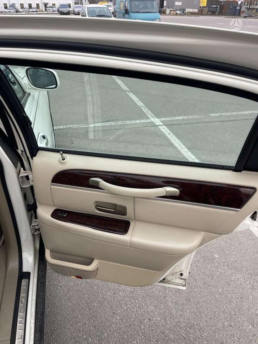 White Lincoln town-car 2007 in Kaunas, with an engine capacity of 4.60 L and mileage of 312 thousand km for 5500 €, photo 16 on AUTOMOTO.COM.LV