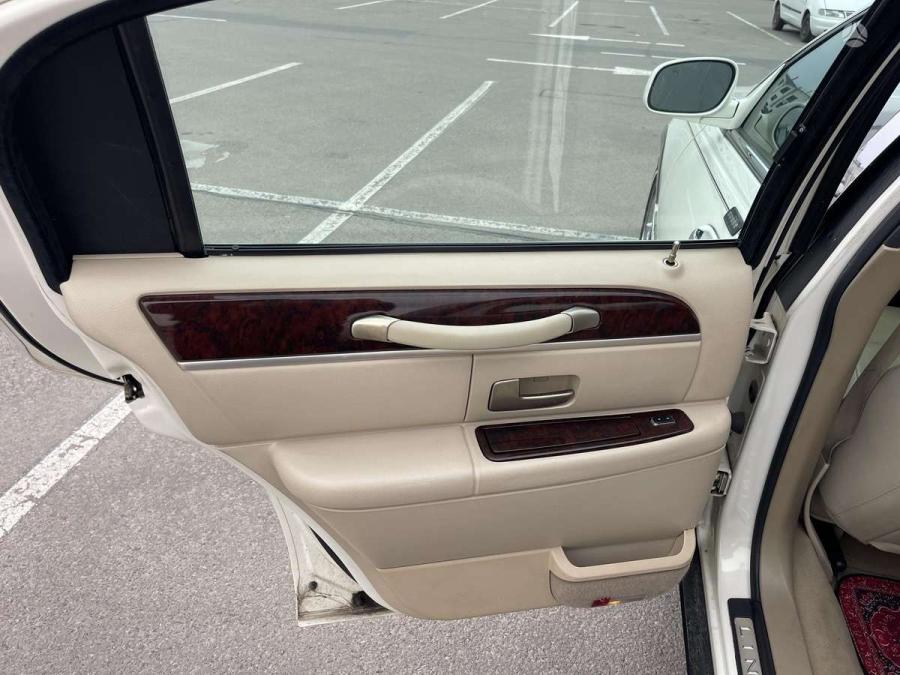 White Lincoln town-car 2007 in Kaunas, with an engine capacity of 4.60 L and mileage of 312 thousand km for 5500 €, photo 17 on AUTOMOTO.COM.LV