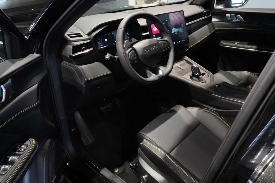 Black Lynk & Co 01 2026 in Vilnius, with an engine capacity of 1.50 L and mileage of 10 thousand km for 33200 €, photo 9 on AUTOMOTO.COM.LV