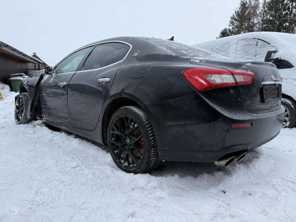 Black Maserati Ghibli 2015 in Vilkaviskis, with an engine capacity of 2.99 L and mileage of 139 thousand km for 11900 €, photo 3 on AUTOMOTO.COM.LV