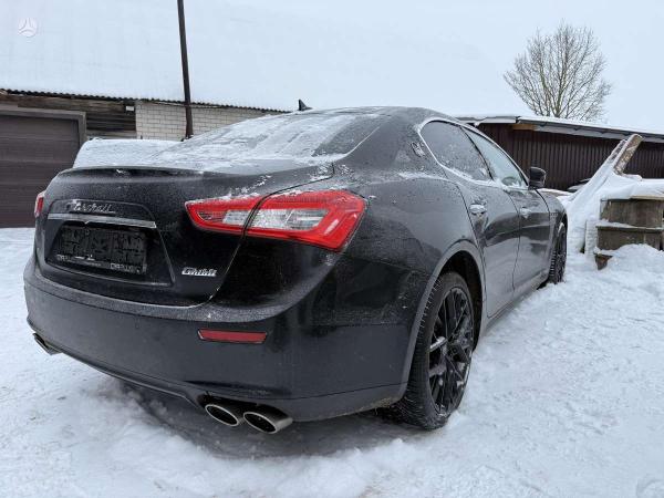 Black Maserati Ghibli 2015 in Vilkaviskis, with an engine capacity of 2.99 L and mileage of 139 thousand km for 11900 €, photo 4 on AUTOMOTO.COM.LV
