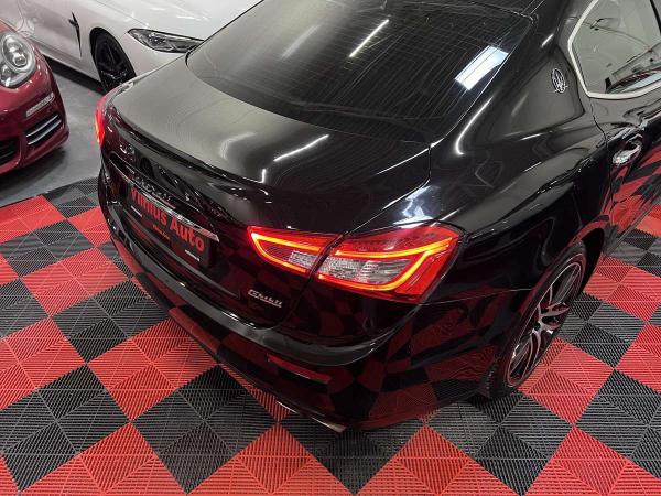 Maserati Ghibli 2015 Viļņa vietnē Melns Maserati Ghibli 2015 Viļņa, ar dzinēja tilpumu 3.00 L un nobraukumu 129 tūkst. km par 16499 €, foto 10 vietnē AUTOMOTO.COM.LV