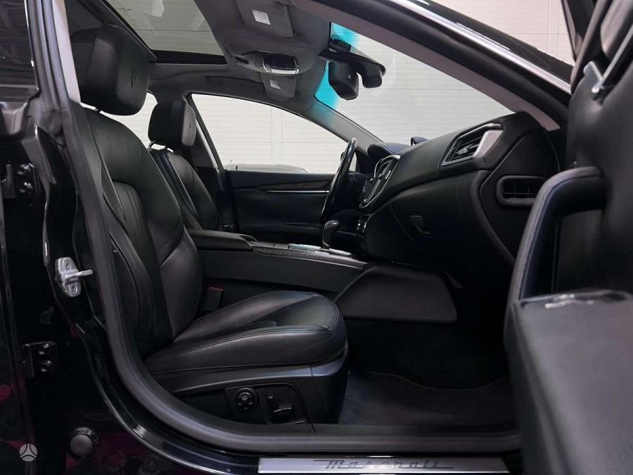 Melns Maserati Ghibli 2015 Viļņa, ar dzinēja tilpumu 3.00 L un nobraukumu 129 tūkst. km par 16499 €, foto 18 vietnē AUTOMOTO.COM.LV