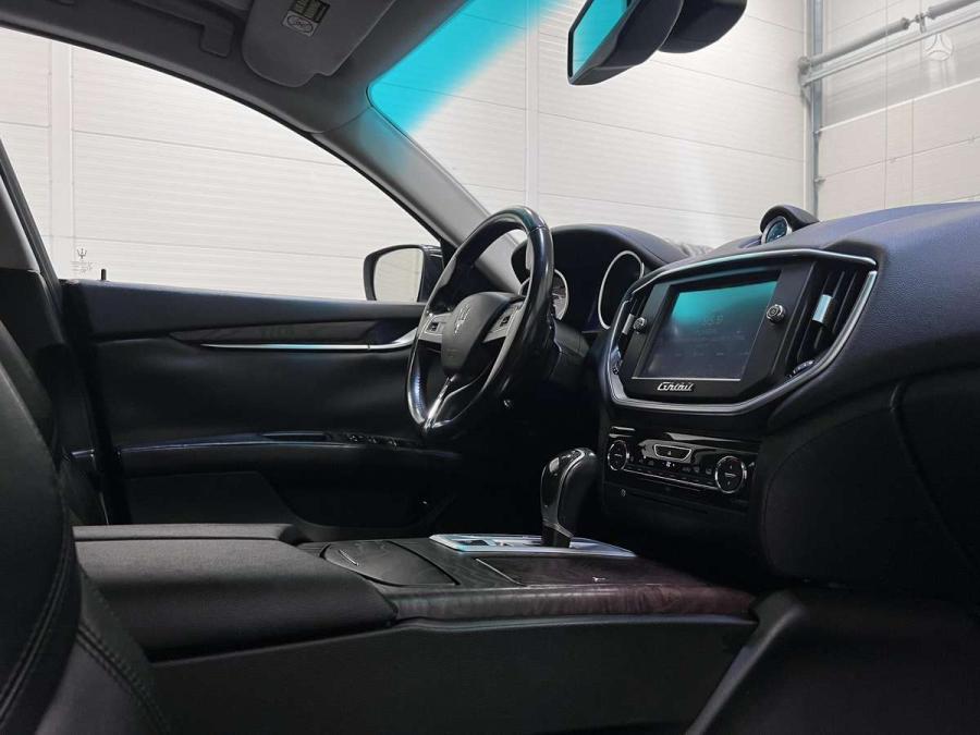 Melns Maserati Ghibli 2015 Viļņa, ar dzinēja tilpumu 3.00 L un nobraukumu 129 tūkst. km par 16499 €, foto 19 vietnē AUTOMOTO.COM.LV