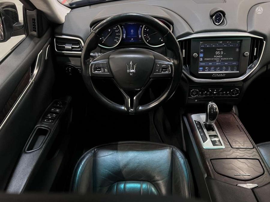 Melns Maserati Ghibli 2015 Viļņa, ar dzinēja tilpumu 3.00 L un nobraukumu 129 tūkst. km par 16499 €, foto 21 vietnē AUTOMOTO.COM.LV