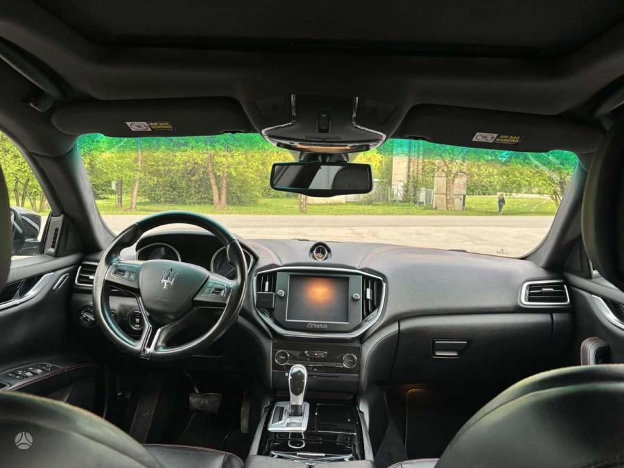 Melns Maserati Ghibli 2016 Viļņa, ar dzinēja tilpumu 2.98 L un nobraukumu 106 tūkst. km par 16000 €, foto 11 vietnē AUTOMOTO.COM.LV