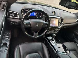 Melns Maserati Ghibli 2016 Viļņa, ar dzinēja tilpumu 2.98 L un nobraukumu 106 tūkst. km par 16000 €, foto 12 vietnē AUTOMOTO.COM.LV