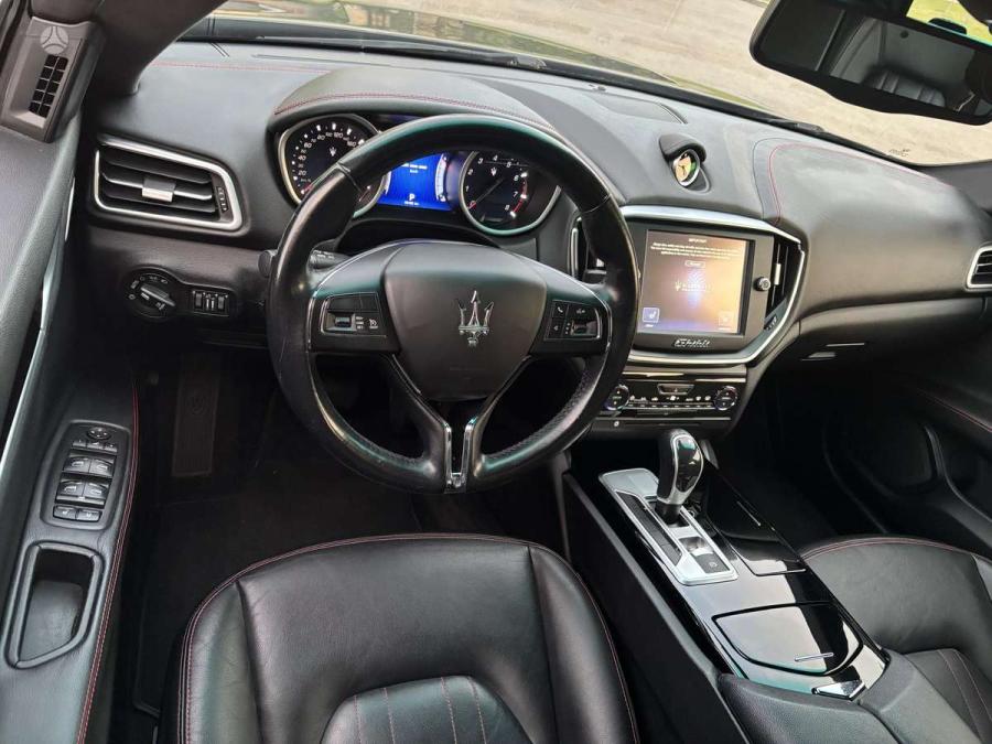 Melns Maserati Ghibli 2016 Viļņa, ar dzinēja tilpumu 2.98 L un nobraukumu 106 tūkst. km par 16000 €, foto 12 vietnē AUTOMOTO.COM.LV