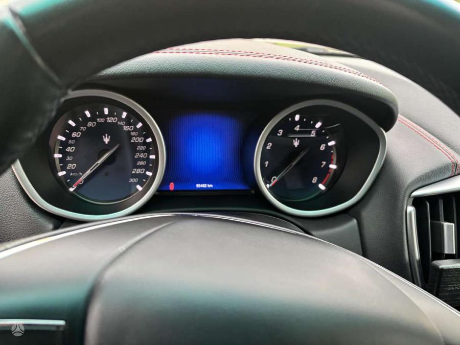 Melns Maserati Ghibli 2016 Viļņa, ar dzinēja tilpumu 2.98 L un nobraukumu 106 tūkst. km par 16000 €, foto 14 vietnē AUTOMOTO.COM.LV