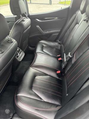 Melns Maserati Ghibli 2016 Viļņa, ar dzinēja tilpumu 2.98 L un nobraukumu 106 tūkst. km par 16000 €, foto 16 vietnē AUTOMOTO.COM.LV