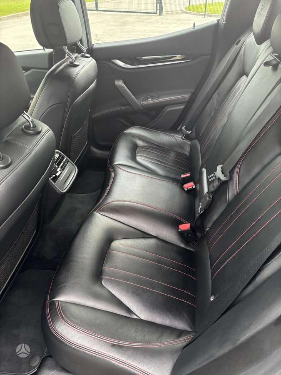 Melns Maserati Ghibli 2016 Viļņa, ar dzinēja tilpumu 2.98 L un nobraukumu 106 tūkst. km par 16000 €, foto 16 vietnē AUTOMOTO.COM.LV