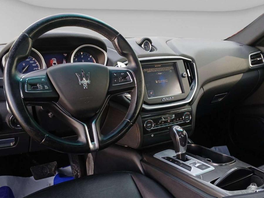 Melns Maserati Ghibli 2016 Viļņa, ar dzinēja tilpumu 3.00 L un nobraukumu 234 tūkst. km par 18000 €, foto 10 vietnē AUTOMOTO.COM.LV
