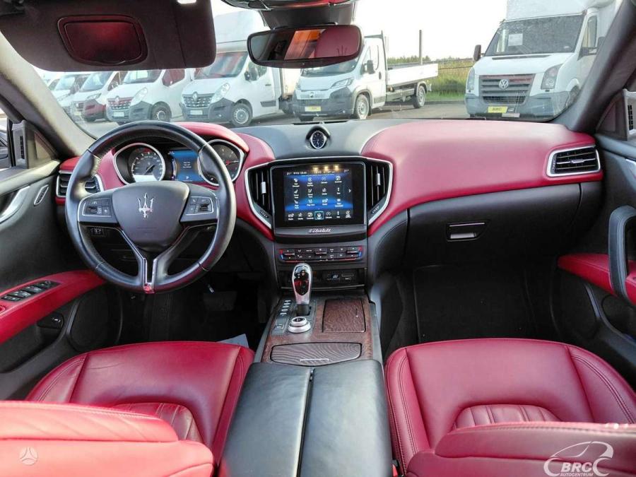 Black Maserati Ghibli 2016 in Vilnius, with an engine capacity of 2.98 L and mileage of 101 thousand km for 18900 €, photo 10 on AUTOMOTO.COM.LV