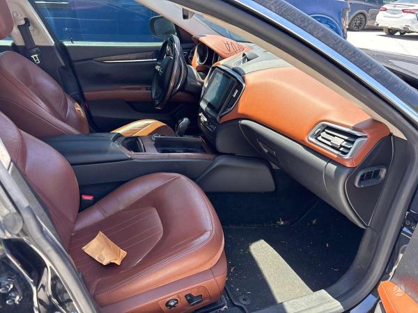 Black Maserati Ghibli 2017 in Kaunas, with an engine capacity of 2.98 L and mileage of 138 thousand km for 11300 €, photo 8 on AUTOMOTO.COM.LV