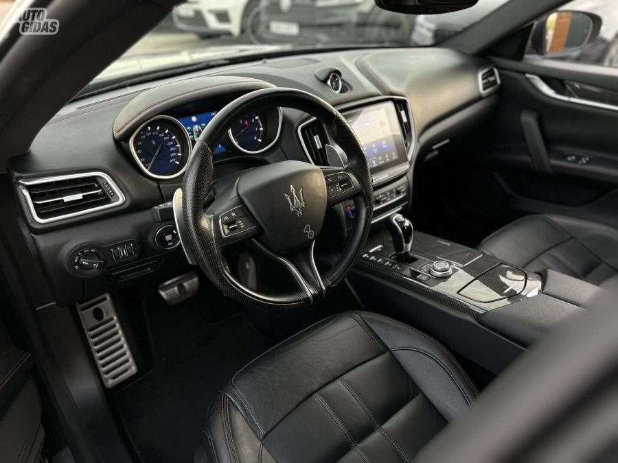 Melns Maserati Ghibli 2018 Kauņa, ar dzinēja tilpumu 3.00 L un nobraukumu 22 tūkst. km par 29000 €, foto 24 vietnē AUTOMOTO.COM.LV