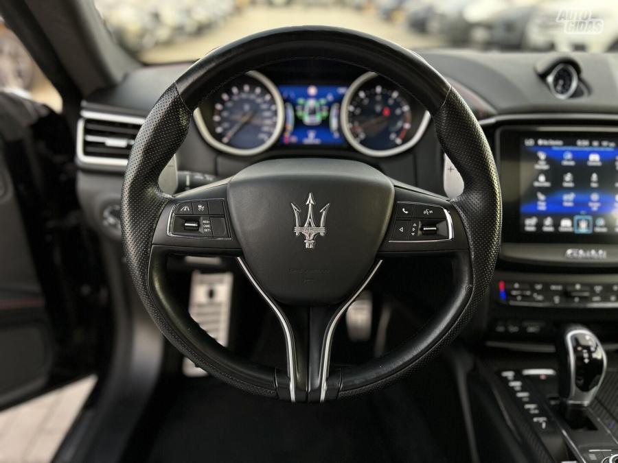 Melns Maserati Ghibli 2018 Kauņa, ar dzinēja tilpumu 3.00 L un nobraukumu 22 tūkst. km par 29000 €, foto 26 vietnē AUTOMOTO.COM.LV