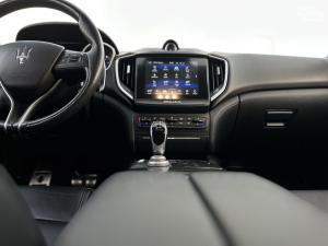 Melns Maserati Ghibli 2018 Kauņa, ar dzinēja tilpumu 3.00 L un nobraukumu 22 tūkst. km par 29000 €, foto 27 vietnē AUTOMOTO.COM.LV