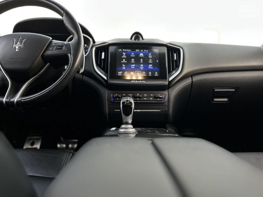 Melns Maserati Ghibli 2018 Kauņa, ar dzinēja tilpumu 3.00 L un nobraukumu 22 tūkst. km par 29000 €, foto 27 vietnē AUTOMOTO.COM.LV