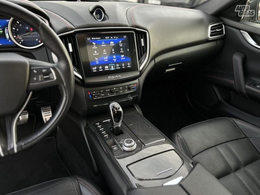 Melns Maserati Ghibli 2018 Kauņa, ar dzinēja tilpumu 3.00 L un nobraukumu 22 tūkst. km par 29000 €, foto 28 vietnē AUTOMOTO.COM.LV