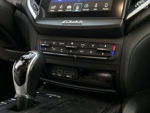 Melns Maserati Ghibli 2018 Kauņa, ar dzinēja tilpumu 3.00 L un nobraukumu 22 tūkst. km par 29000 €, foto 30 vietnē AUTOMOTO.COM.LV