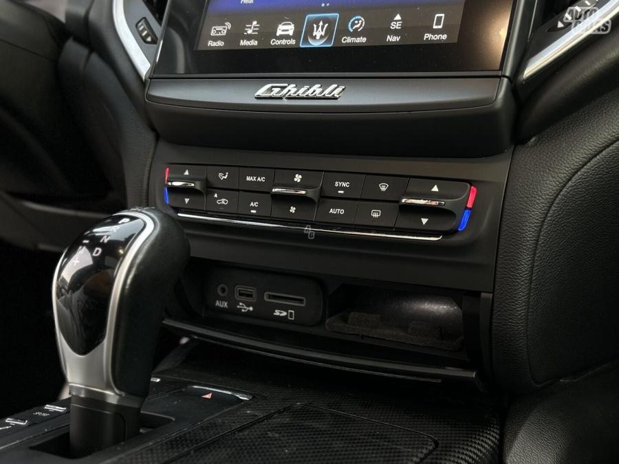 Melns Maserati Ghibli 2018 Kauņa, ar dzinēja tilpumu 3.00 L un nobraukumu 22 tūkst. km par 29000 €, foto 30 vietnē AUTOMOTO.COM.LV