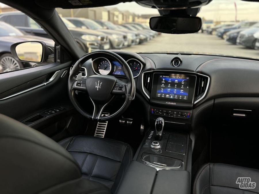 Melns Maserati Ghibli 2018 Kauņa, ar dzinēja tilpumu 3.00 L un nobraukumu 22 tūkst. km par 29000 €, foto 36 vietnē AUTOMOTO.COM.LV